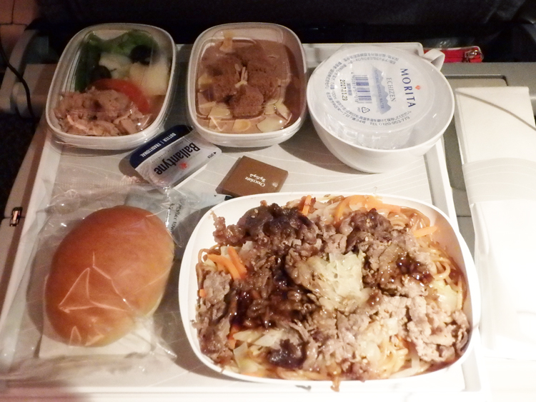 2日目・エミレーツ航空EK317便エコノミー席の機内食【両親に海外旅行をプレゼント!ヨーロッパ 地中海 MSCクルーズ スプレンディダ旅行記 ...